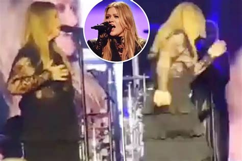 Kelly Clarkson Runs Off Stage After Mid Concert Wardrobe Malfunction ‘i Think My Boobs Showing