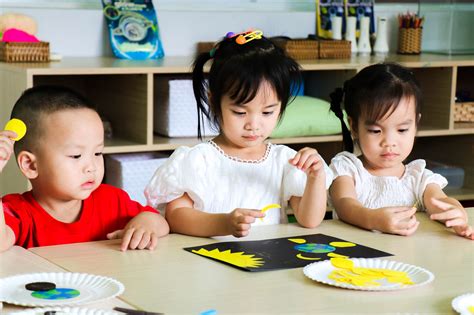 Các Bé Vbis khám phá các giai đoạn trong chu kỳ của Mặt Trăng Trường