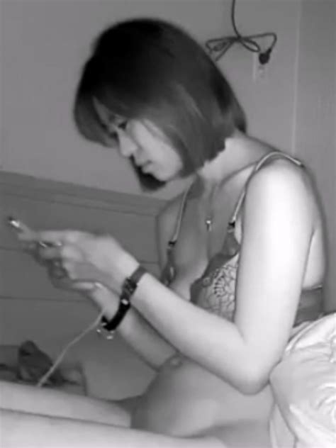 해킹된 가정 감시 카메라 IP CAMERA 누워있는 한국 뚱뚱한 남자는 여자 친구의 서비스 구강 성교 승마 섹스를
