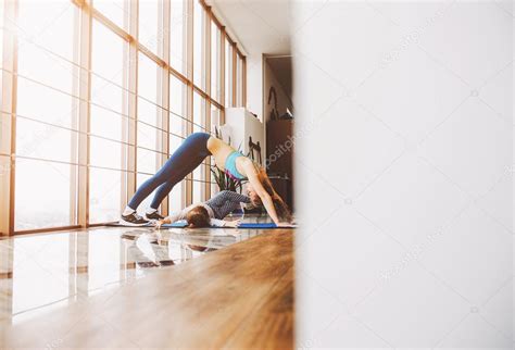 Mère et fille s étirent dans la salle de gym image libre de droit par