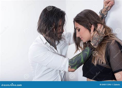 Sexy Getatoeeerde Man Wat Betreft Een Jonge Vrouw Stock Foto Image Of Elegant Toevallig 84011296