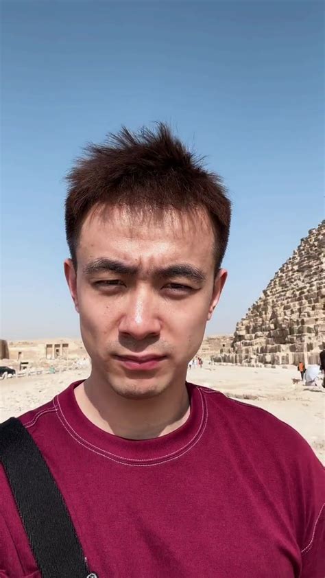 大叔自拍姿势赵继伟在金字塔前自拍 直播吧