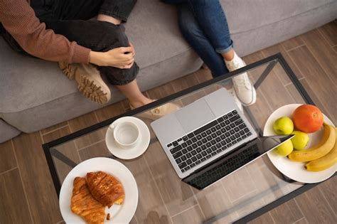 Vue De Dessus Des Femmes Relaxantes Sur Le Canapé Photo Gratuite