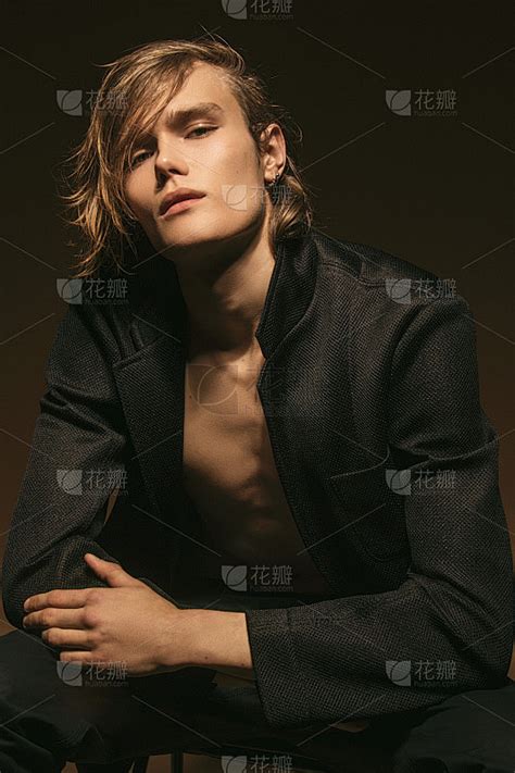 肌肉强壮美丽的脱衣舞男模特在黑色燕尾服和裤子街头穿着黑色孤立的字体背景