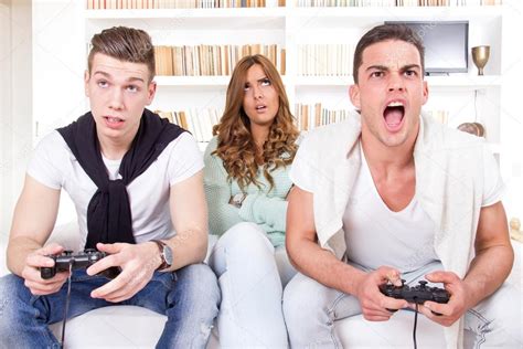 Junge Freundin hält Schwanz des Freundes wie Joystick Telegraph