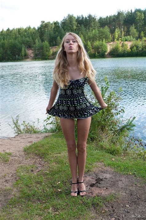 Голая девушка в колодках