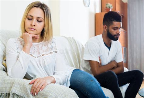Beledigde Zwarte Kerel Die Slechte Strijd Met Meisje En Het Schreeuwen Hebben Stock Foto Image