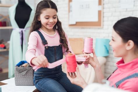 Madre E Hija Trabajan Juntas En Un Taller De Costura Foto Premium