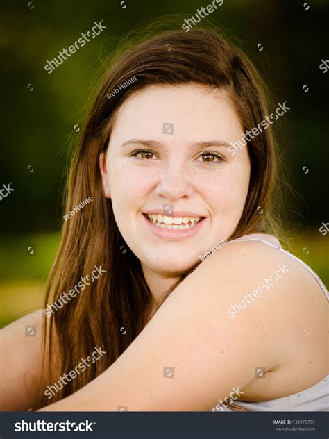 Portrait Happy Preteen Girl Photo De Stock Modifiable 138970799