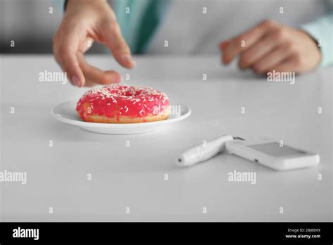 Blutzucker Messen Essen Stockfotos Und Bilder Kaufen Alamy