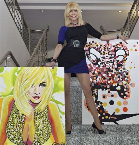 La Reina Del Porno Dolly Buster Expone Sus Cuadros