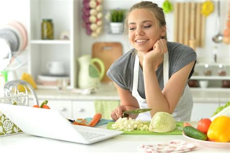 Retrato De Niña Comiendo Ensalada En La Cocina Foto Premium