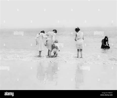 Drei Junge Mädchen Mit Kind Am Strand Coney Island New York Usa Um 1900 Stockfotografie Alamy