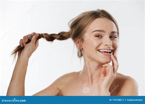 年轻半裸女人微笑并举着她的辫子的美人肖像 库存图片 图片 包括有 关心 设计 女性 摆在 纵向 179148011