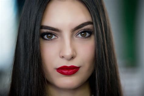 Hermosa Chica Con Lápiz Labial Rojo Foto Premium