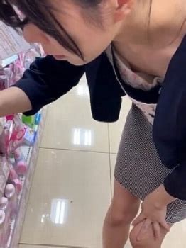胸チラ動画お姉さんがサイズが合ってないゆるゆるのブラで貧乳の乳首を盗撮した動画 エログちゃんねるあんてな