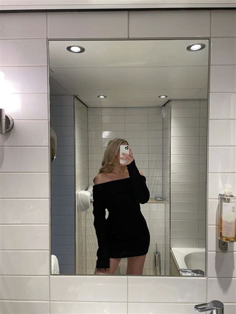 Aesthetic Mirror Selfie
