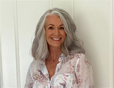 Beautiful Gray Hair Beautiful Women Over 50 Beautiful Old Woman Amazing Women Going Gray