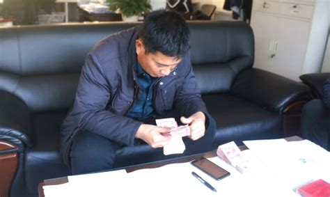 工地工人发放工资图片 工地工资 给工人发工资的图片 大山谷图库