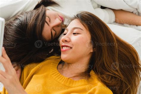 Belas Jovens Mulheres Asiáticas Lgbt Lésbicas Casal Feliz Abraçando E Sorrindo Enquanto Estavam