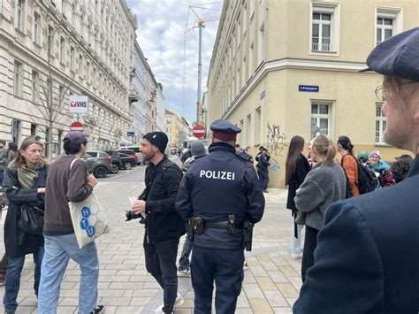Die Quati™️ On Twitter Rt Chrisimiti Polizeischutz Für Eine Verdammte Lesung Ich Mein