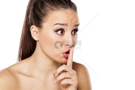 年轻女人用手指在嘴唇上高清图片下载 正版图片504867567 摄图网