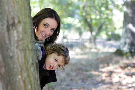 Mama Und Tochter Versteckt Sich Hinter Einem Baum Stock Bild Colourbox