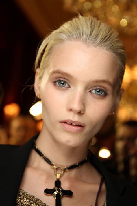 名模艾比李克蕭abbey Lee Kershaw將與莎莉賽隆charlize Theron合拍電影《衝鋒飛車隊4 Mad Max 4：fury Road》名人新聞 Vogue時尚網