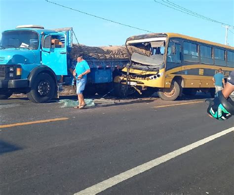 Ônibus Escolar Tem Frente Destruída Ao Bater Em Caminhão No Interior Do Rn Rio Grande Do Norte
