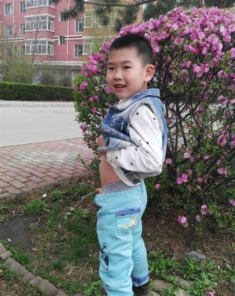 小男孩尿尿图片 小孩尿床的图片 苗苗知道