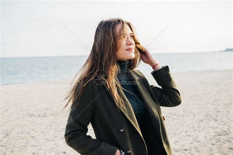 穿着绿大衣长头发的漂亮女孩高清图片下载 正版图片503269400 摄图网