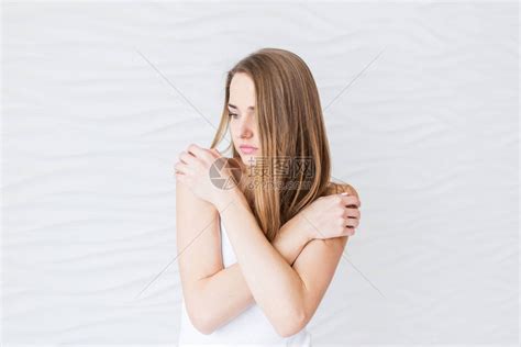 年轻的女孩用她的手臂不望相机与覆盖她的乳房她前臂交叉于胸前高清图片下载 正版图片502458534 摄图网