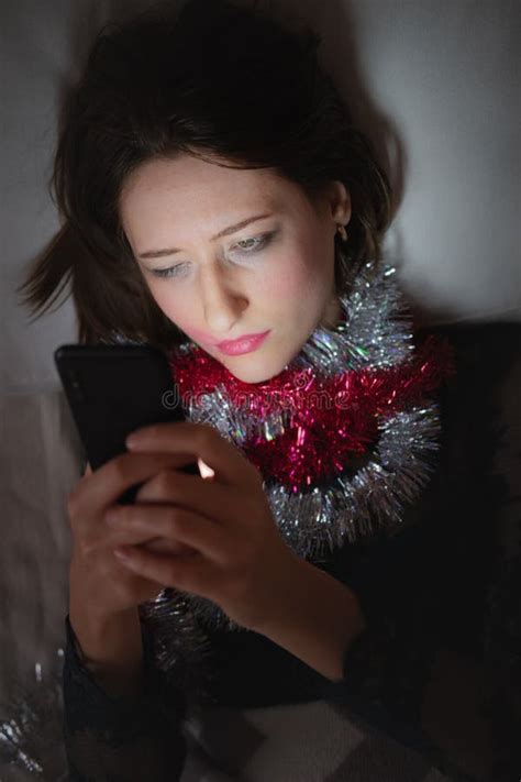 Sms Telefon Nach Einer Lauten Party Im Bett Stockfoto Bild Von Trinken Bruch 161877580