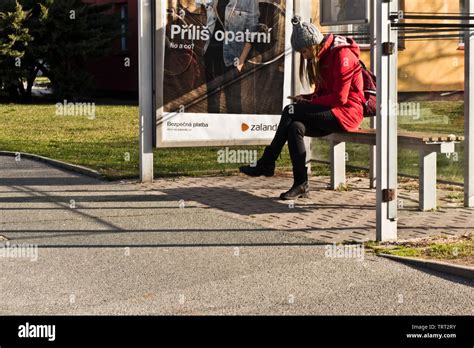 Warten Auf Bus Teenager Fotos Und Bildmaterial In Hoher Auflösung Alamy
