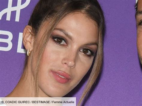 Iris Mittenaere renversante dans une petite robe à fines bretelles