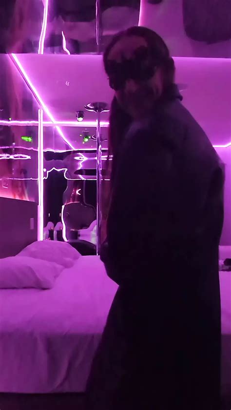 在我性感的汽车旅馆房间里的一整晚交叉穿衣服 Xhamster