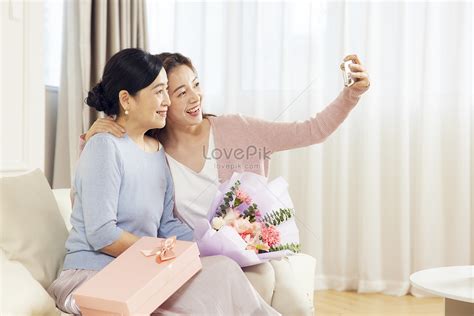 집에서 휴대폰으로 셀카를 찍는 엄마와 딸 사진 무료 다운로드 Lovepik