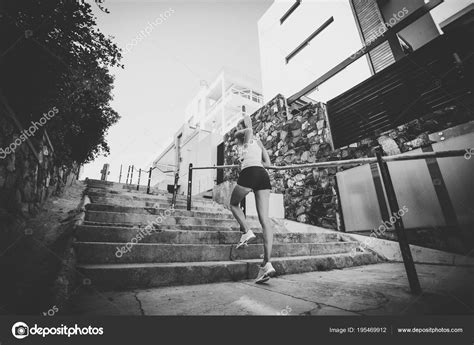 Hermosa Atleta Corriendo Las Escaleras Durante Día Fondo Ciudad Fotografía De Stock © Dewald