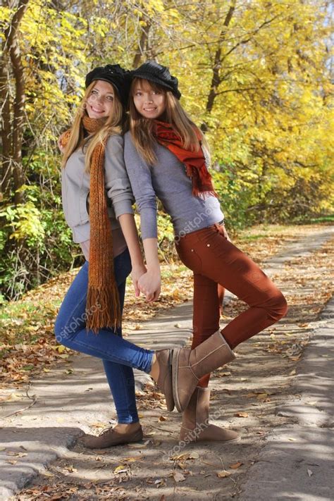 2 Filles S Amusent Dans Le Parc Image Libre De Droit Par Visoook