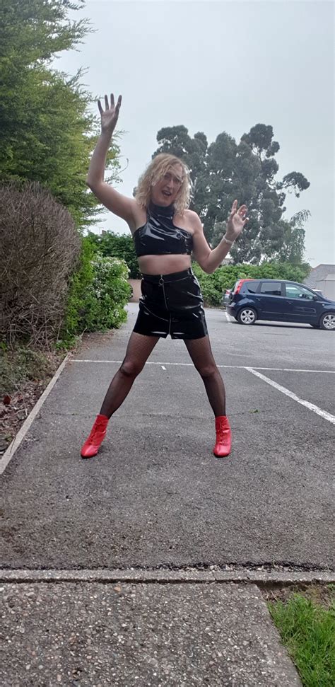 Tw Pornstars 4 Pic Essex Girl Lisa Twitter A Few Outdoor Pics After Butting The Bin Bags