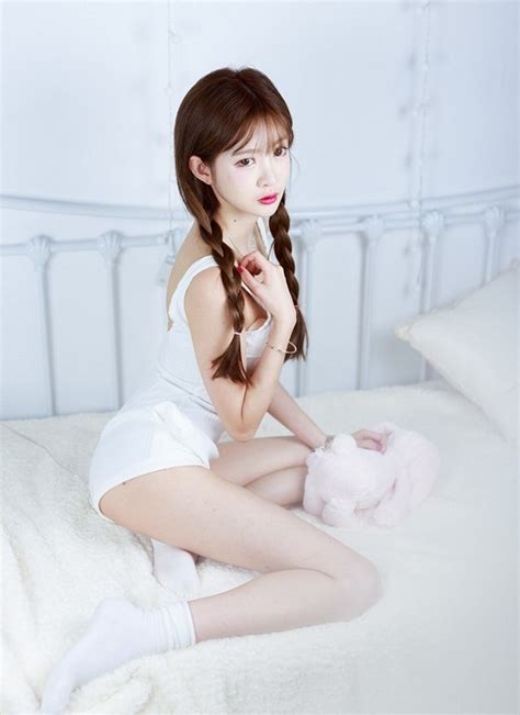 柔顺麻花辫的可爱女孩写真图片 莎龙网