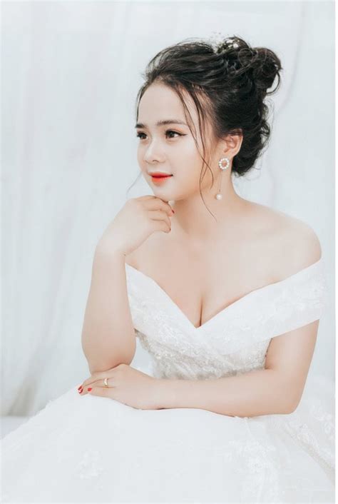 Những kiểu tóc cô dâu mặt tròn 2024 đơn giản nhưng lịch sự