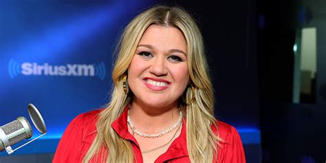 Kelly Clarkson Leaves The Stage To Address A Wardrobe Malfunction Laughs It Off Kelly