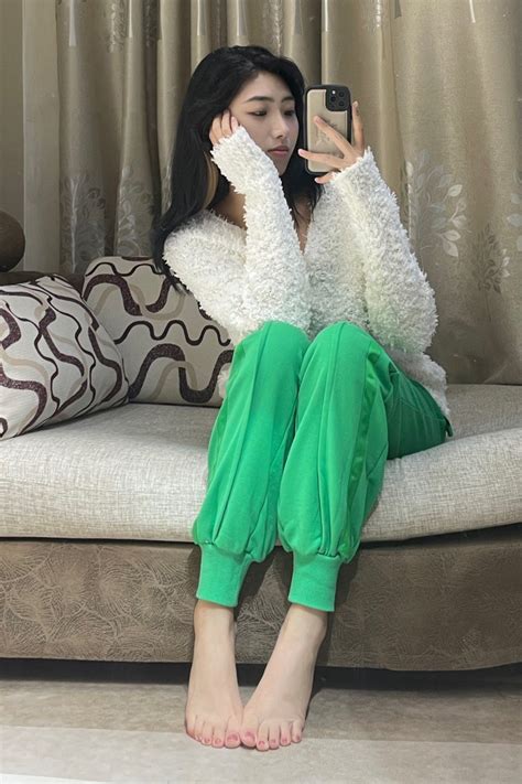 真实美脚玉足（生活中）23k On Twitter 真实美女裸足足底收藏（no159）我一般都喜欢收集脸脚同框的图，因为脸和脚都一样重要，不管哪个极品都能让你硬。这小女神的脚趾是属于肉肉