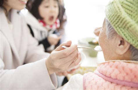おいしく食べて快適に過ごすための入れ歯（義歯）のお手入れ 介護の便利帖｜あずみ苑－介護施設・有料老人ホーム レオパレス21グループ