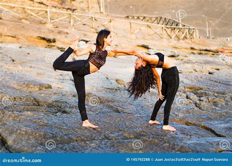 Deux Filles Sur La Plage Faisant Le Yoga Au Coucher Du Soleil Lima Peru