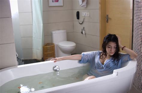China Hot And Beautiful Girls Zone Model Ni Mo Wet Bathtub Photos