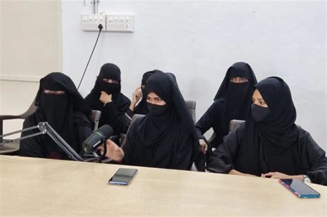 Gadis Gadis Muslim Yang Mengenakan Jlbab Dilarang Kuliah Di Perguruan Tinggi India Algebra