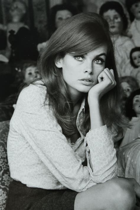 Jean Shrimpton Scrolller