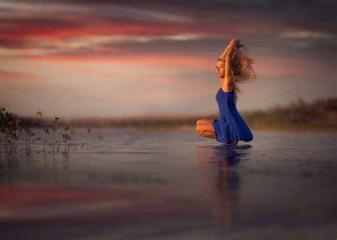 Fondos De Pantalla Luz De Sol Mujer Modelo Rubia Puesta De Sol Mar Agua Vestido Azul